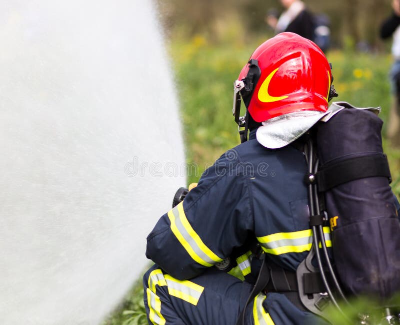 Il Pompiere Estingue Il Fuoco Con Fumo Fotografia Stock - Immagine di ...