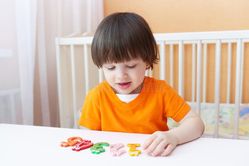 Il Ragazzino Impara Contare Gioco Educativo Fotografia Stock - Immagine ...