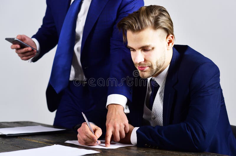 Il Responsabile Controlla L'impiegato Di Concetto Immagine Stock ...