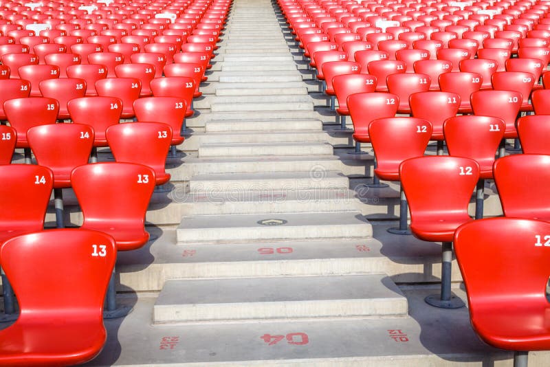 Il Rosso Presiede La Gradinata in Grande Stadio Immagine Stock ...