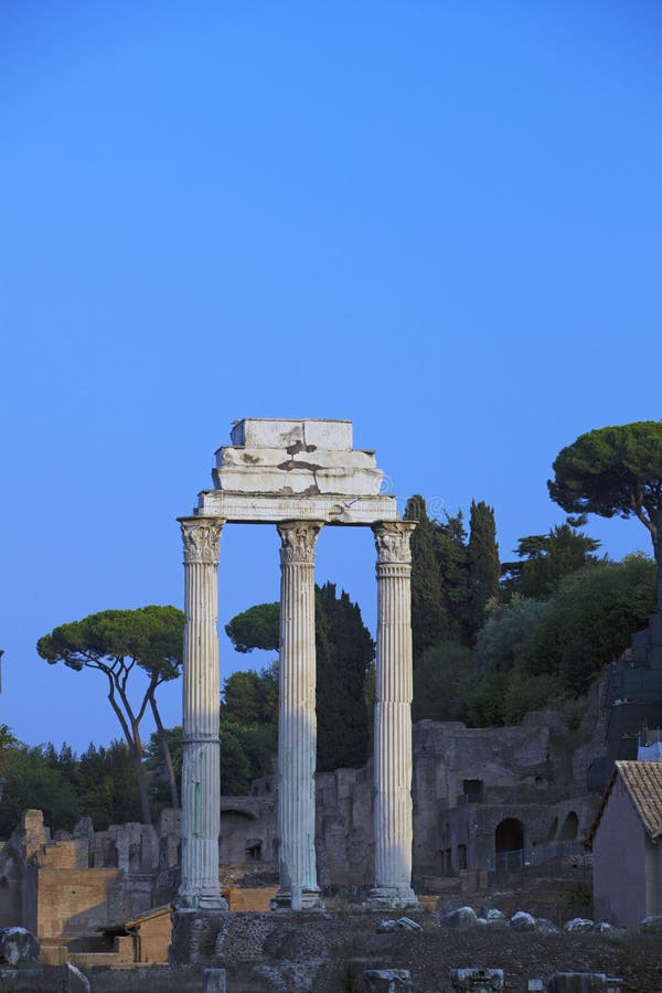 Il ruine de Rome antique 2 image stock. Image du sunset - 42851491