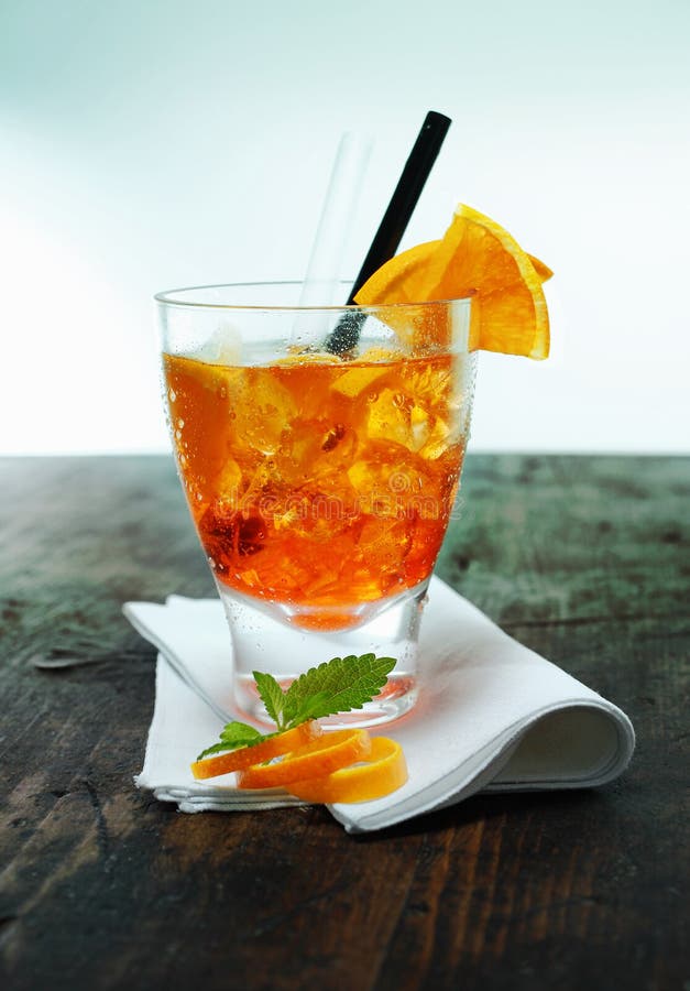 Il Rum E Il Aperol Arancio Spritz Immagine Stock - Immagine di liquore ...