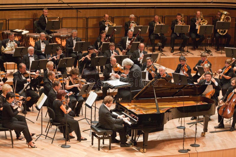 Il SIG. Orchestra Sinfonica Effettua Fotografia Editoriale - Immagine ...