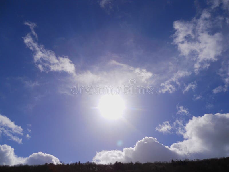 Il Sole Nel Cielo - Mostrare Un'aura E Un Arcobaleno Ha Colorato I ...