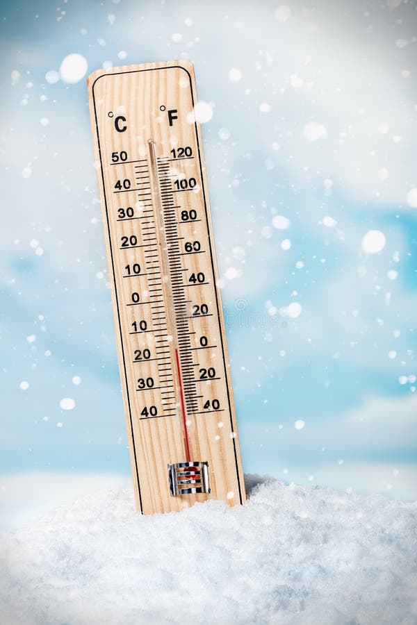 Il Termometro Su Neve Mostra Le Basse Temperature Zero Temperatura ...