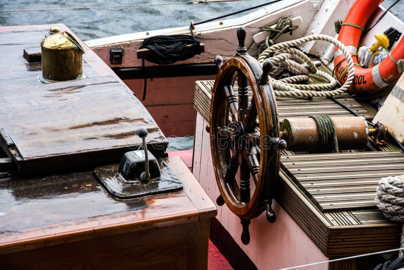 Il Timone Di Una Nave Di Navigazione Fotografia Stock - Immagine di ...