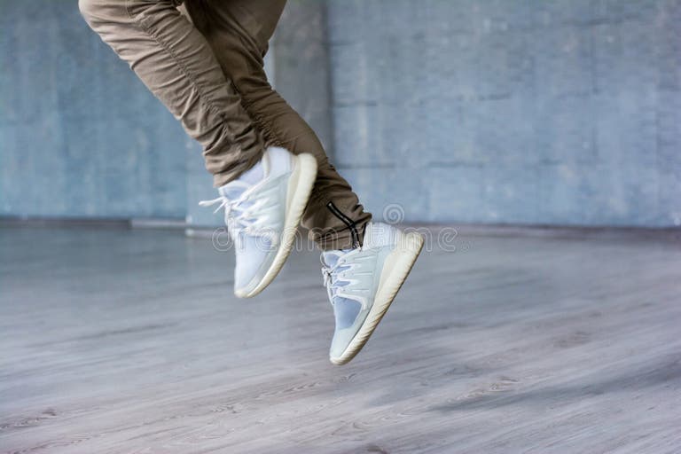 Il Tipo Di Break-dance Sta Saltando Fotografia Stock - Immagine di ...