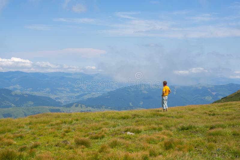 Il Viaggiatore Sta Riposando Su Un Prato Alpino E Sta Ammirando Il ... Il Viaggiatore Sta Riposando Su Un Prato Alpino E Sta Ammirando Il ...
