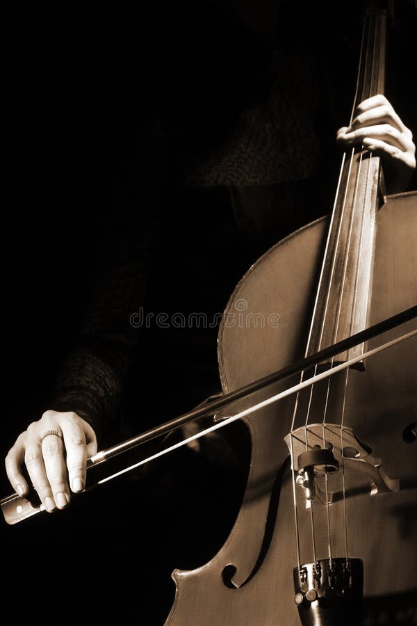 Il Violoncellista Del Giocatore Del Violoncello Passa Il Gioco Del ...