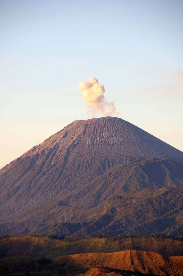 Il Vulcano Bromo Sull'isola Di Java in Indonesia Fotografia Stock ...