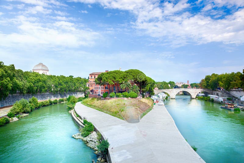Ilha Isola Tiberina De Tiberina No Rio Tibre Em Roma, Itália No Outono ...