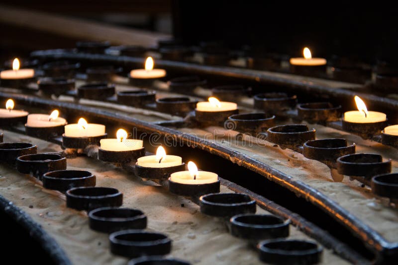 Illumini una candela immagine stock. Immagine di luce - 42176365