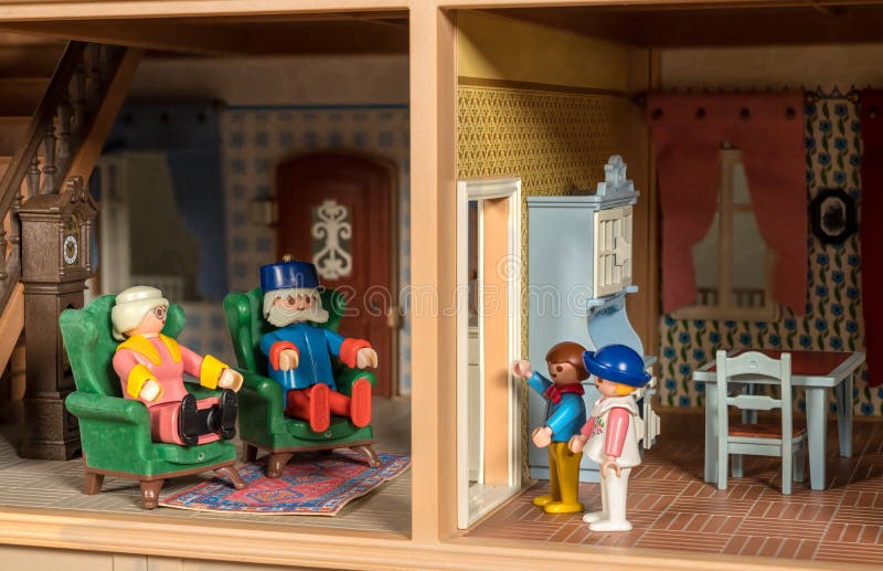 Illustrating Social Distancing between Grandparents and Children Using ... Illustrating Social Distancing between Grandparents and Children Using ...