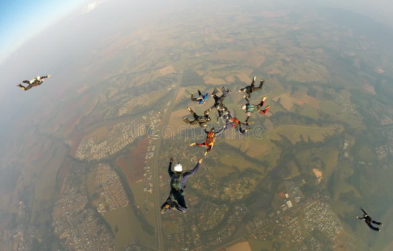 Im Freien Fall Springen Von Sitzungsfreunden Stockbild - Bild von paulo ...