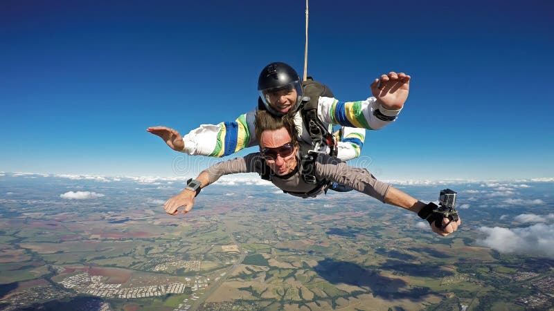 Im Freien Fall Springend öffnen Tandemfreunde Arme Stockbild - Bild von ...