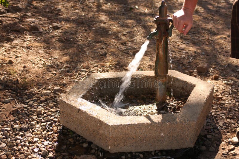 Im Freien Hand-gepumpter Hahn Stockbild - Bild von hand, land: 6758193