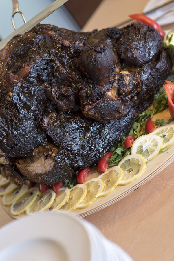 Image d'une cuisse de veau image stock. Image du mouton - 107799795