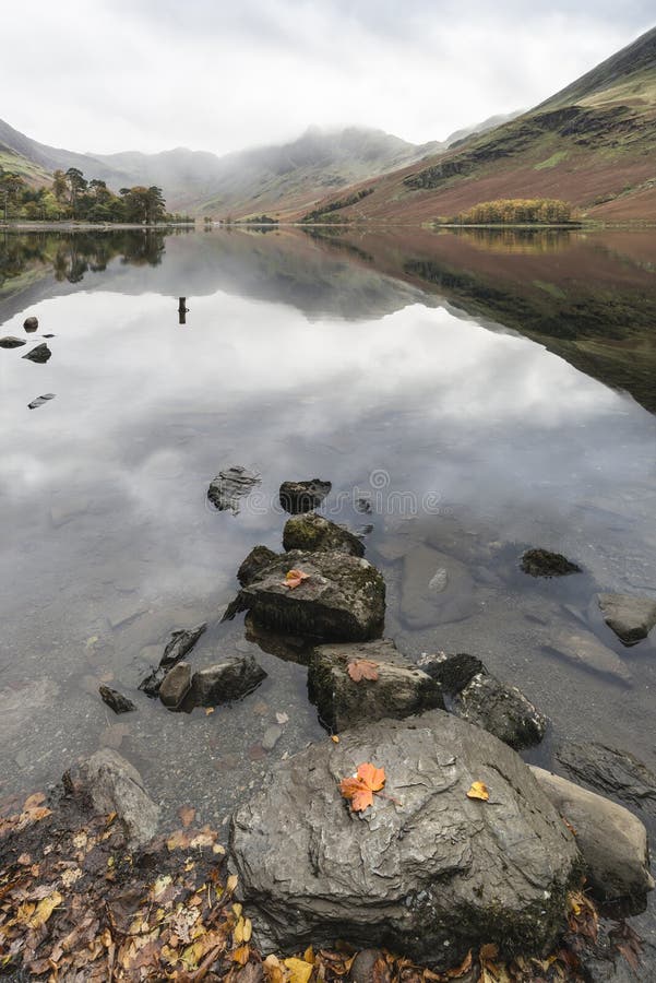 Image De Paysage De Stuning Autumn Fall De Lac Buttermere Dans Le Lac D ...