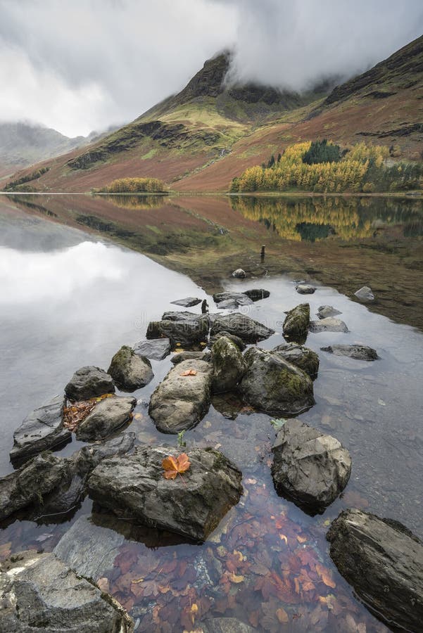Image De Paysage De Stuning Autumn Fall De Lac Buttermere Dans Le Lac D ...