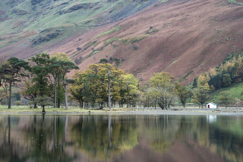 Image De Paysage De Stuning Autumn Fall De Lac Buttermere Dans Le Lac D ...