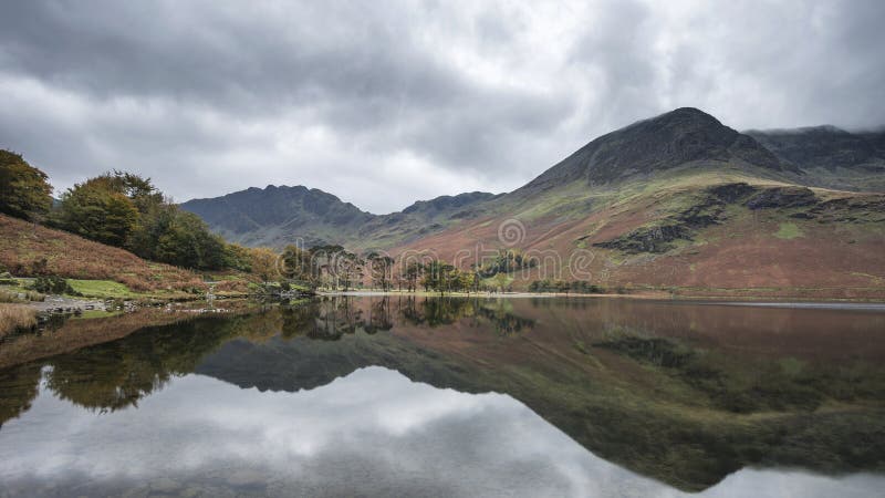 Image De Paysage De Stuning Autumn Fall De Lac Buttermere Dans Le Lac D ...