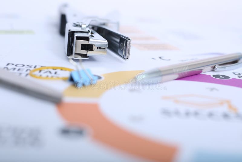 Image De Stylo, D'agrafeuse Et De Trombone Sur Le Papier De Diagramme ...
