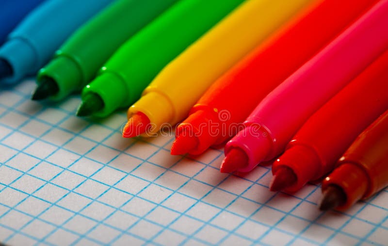 Image Des Marqueurs Multicolores Ouverts Sur Le Bloc-notes Photo stock ...