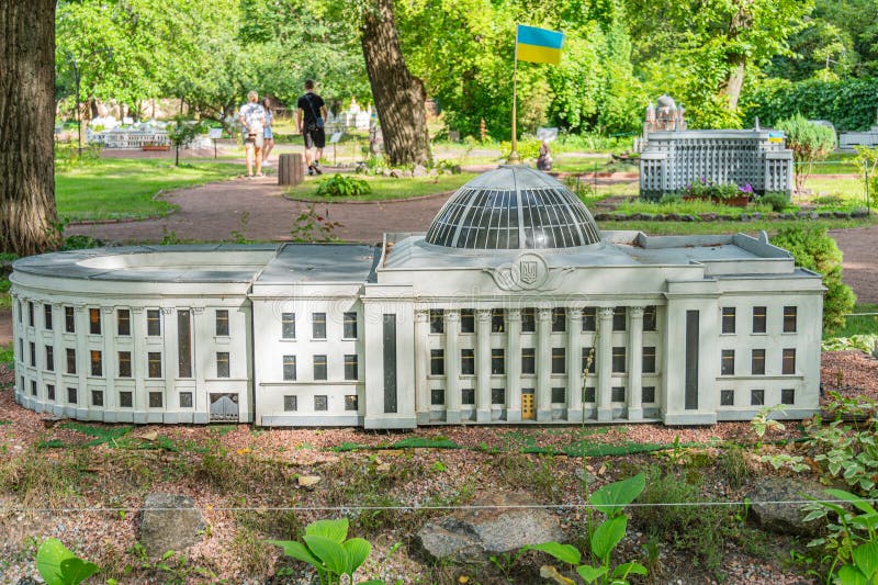 Neoclassical Building Symmetrical Design Features Central Pediment ...