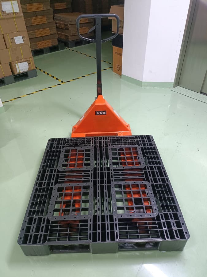 Image Hand Lift with Pallet for Transportation and Delivery of Goods ...