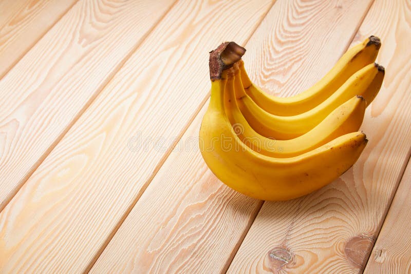 Image Horizontale De Groupe De Banane Sur La Table En Bois Avec Le ...
