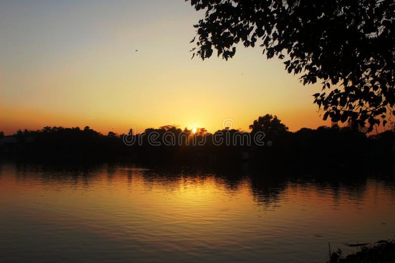 This is the Image of a Lake,and the View of the Sun Sinks is Very ...