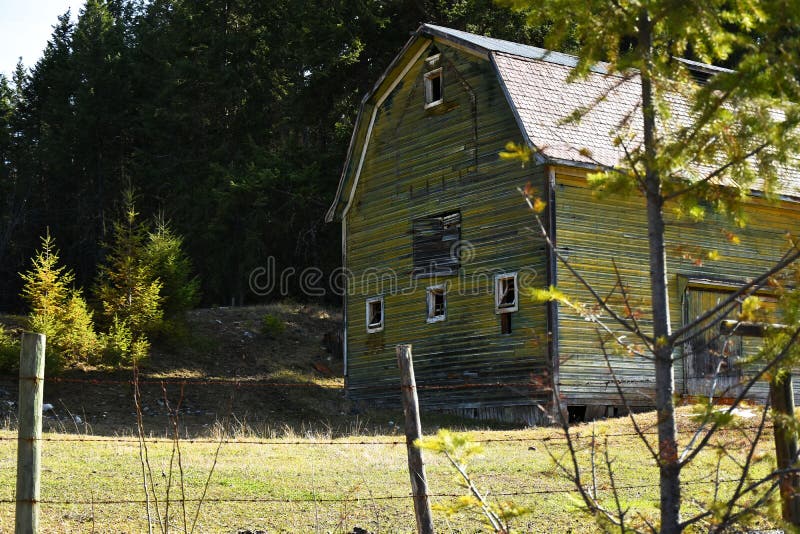 Old Run Down Agricultural Barn Stock Image - Image of building, grass ...