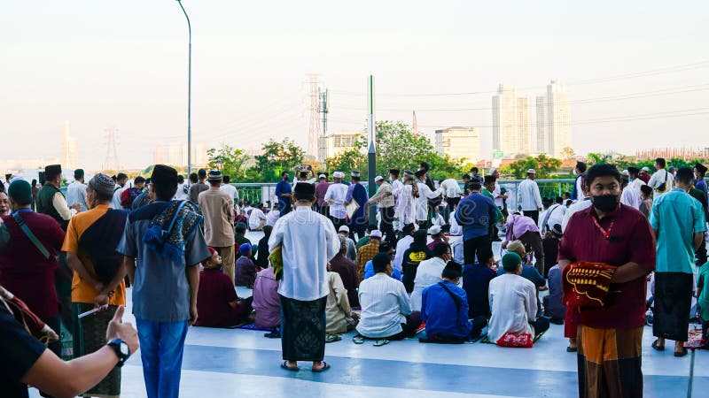 Muslims Praying Outdoors in Urban Setting Editorial Image - Image of ...