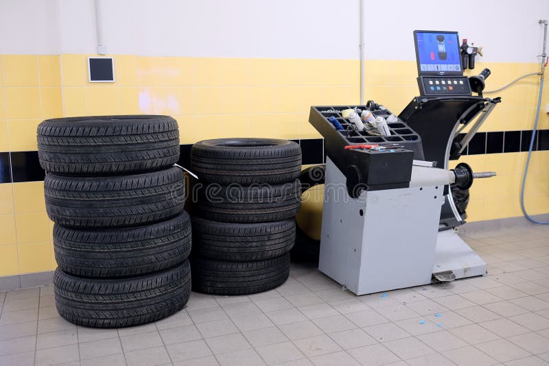 Tyre Fitting Machine Sets Wheels Stock Photos - Free & Royalty-Free ...