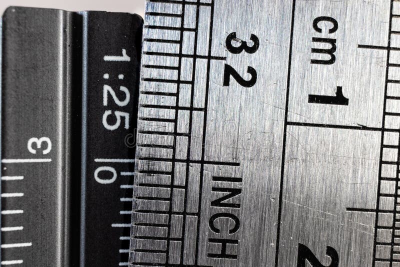 Imagem Aproximada De Duas Réguas De Aço Mostrando a Diferença De ...