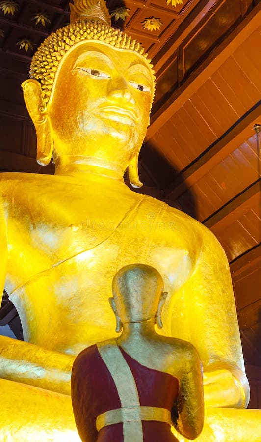 Imagem Assentada Dourada Da Buda No Fundo Branco Foto de Stock - Imagem ...