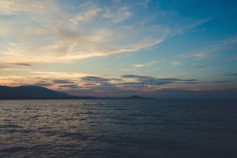 Imagem Do Mar Ou O Oceano E a Montanha Com Fundo Bonito Antes Do Por Do ... Imagem Do Mar Ou O Oceano E a Montanha Com Fundo Bonito Antes Do Por Do ...