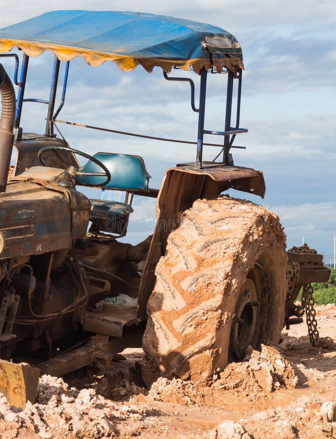 A imagem do trator na lama foto de stock. Imagem de equipamento - 102907770
