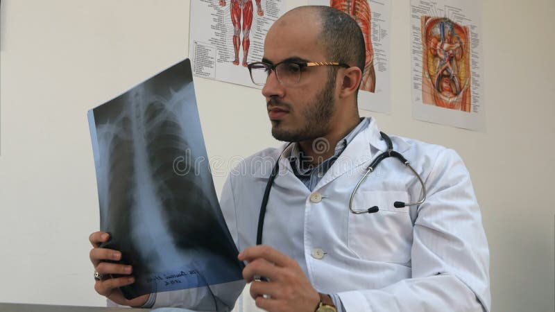 Imagen De Examen Concentrada De La Radiografía Del Doctor De Sexo