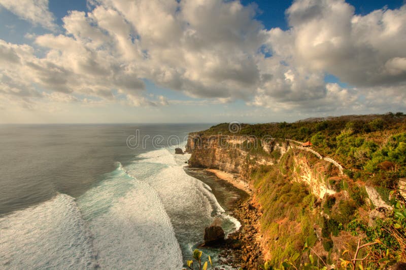 Muchacha Y Perro Que Se Colocan En Precipicio Imagen de archivo ...