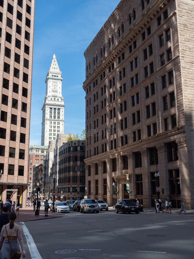 Imagen De La Torre De La Casa Particular Que Se Eleva Sobre Los ...