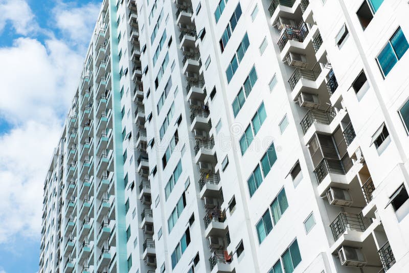 Imagen Del Edificio De La Propiedad Horizontal Y Del Fondo Del Cielo ...