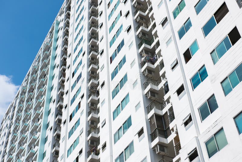 Imagen Del Edificio De La Propiedad Horizontal Y Del Fondo Del Cielo ...