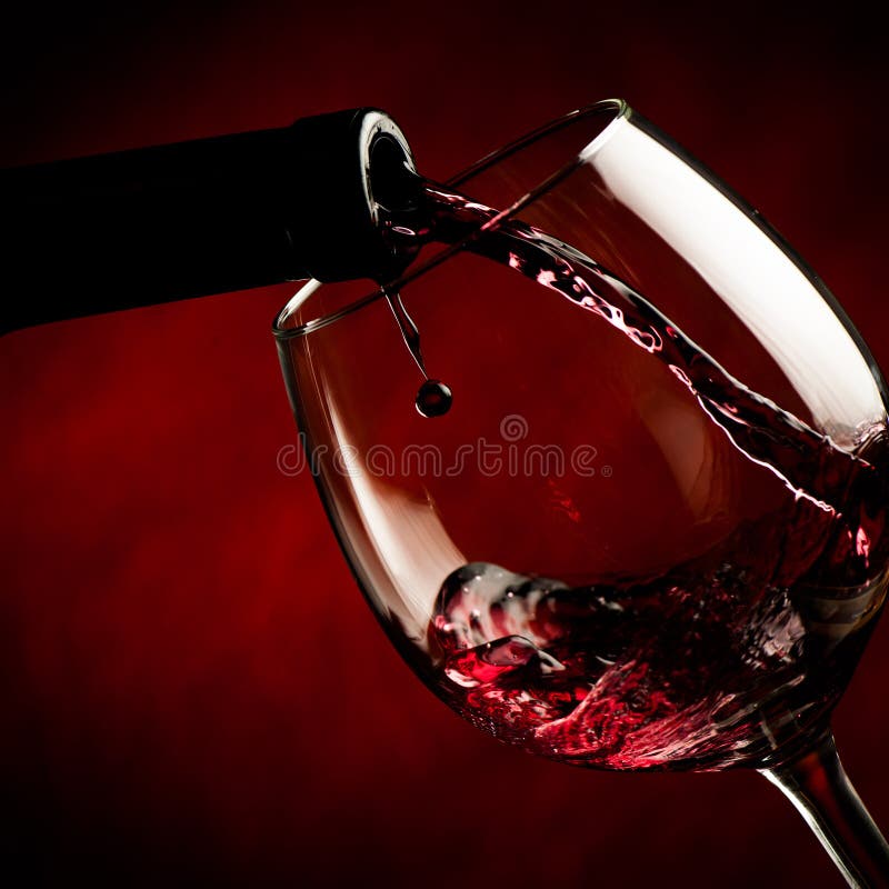 Bottiglia Che Riempie Il Bicchiere Di Vino Fotografia Stock - Immagine ...