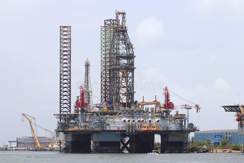 Docked Oil Platform, Offshore Drilling Rig, in Port of Galveston, Texas ...