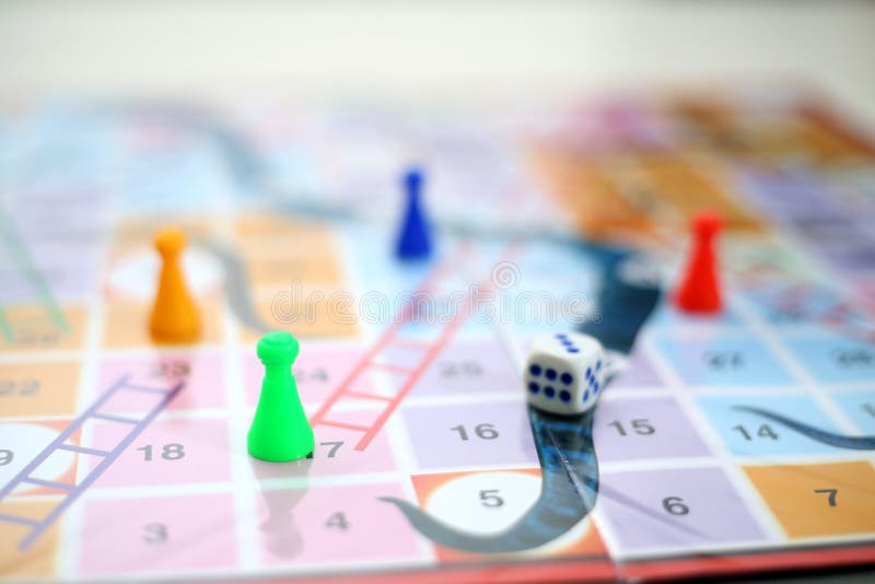 Immagine Dei Serpenti E Del Gioco Delle Scale Con I Segni Ed I Dadi ...