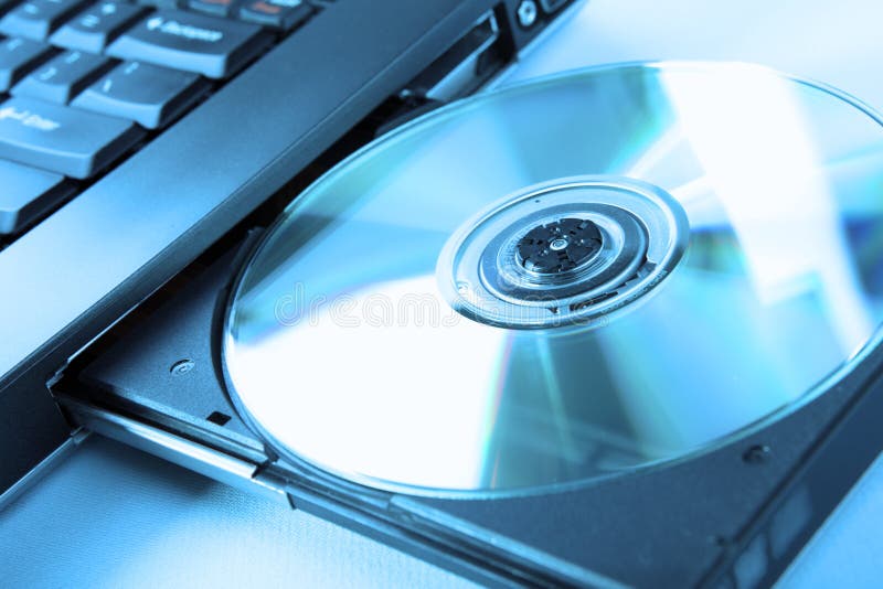 Immagine Del Primo Piano Di Un Computer Portatile E Di Un Disco Del CD ...