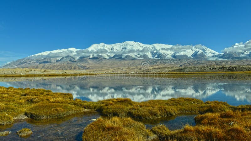Immagine Invertita Del Lago Karakul Immagine Stock - Immagine di ...