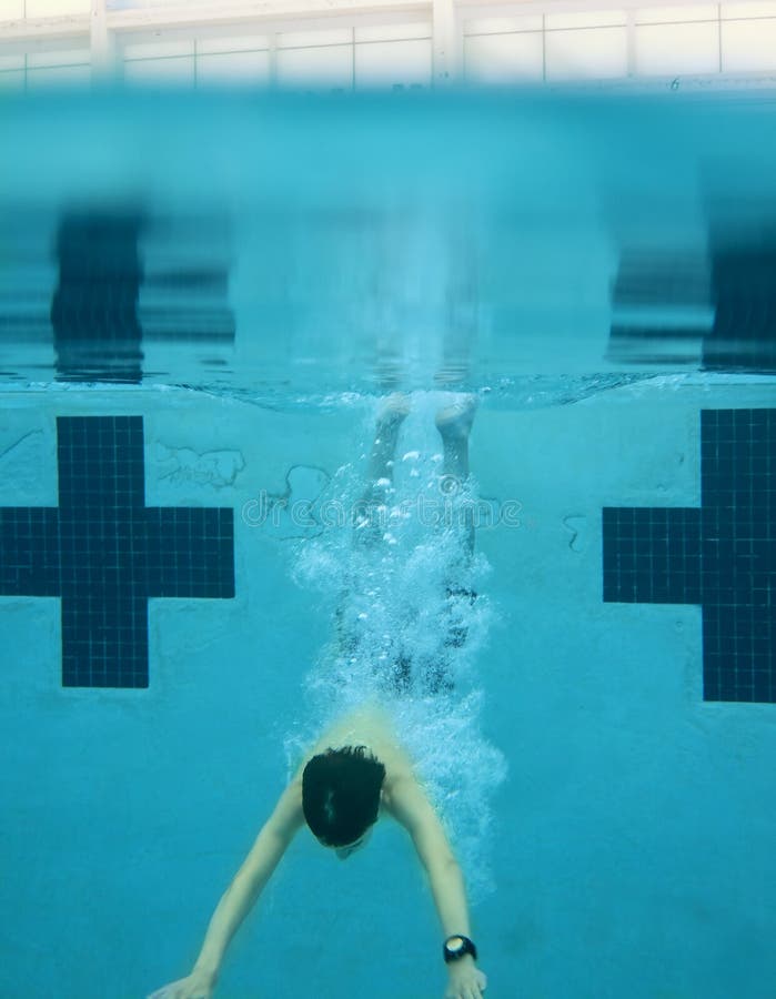 Immersione Subacquea Del Ragazzo Nello Stagno, Colpo Subacqueo Immagine ...