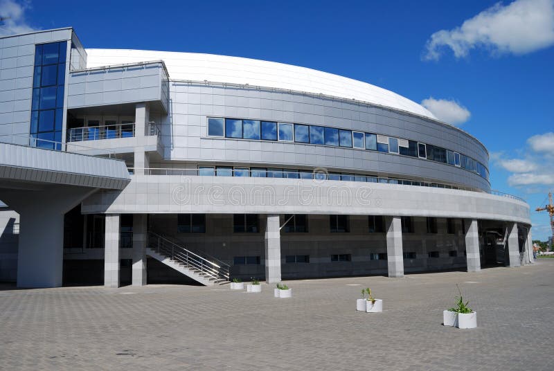 Immeuble de bureaux rond image stock. Image du configuration - 3874121